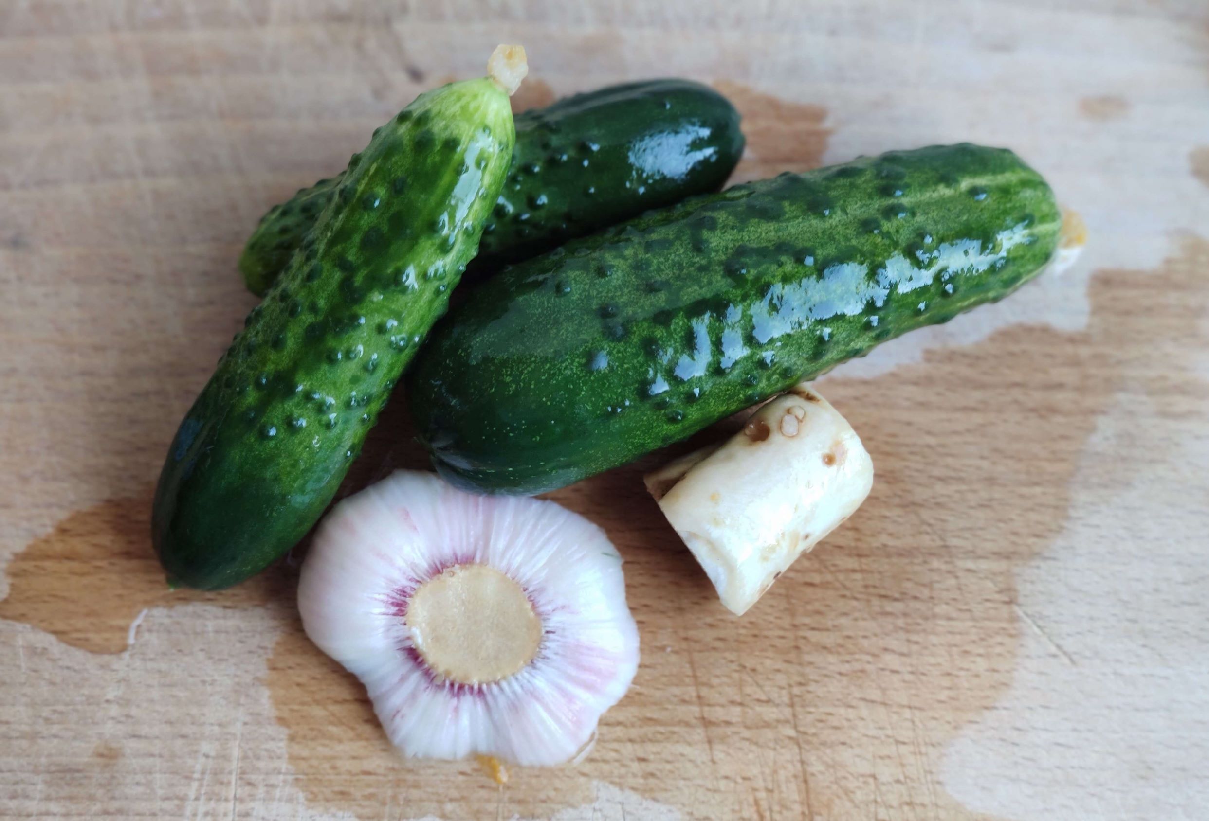 Ogórki kiszone – właściwości, cena, spożywanie i nasza historia